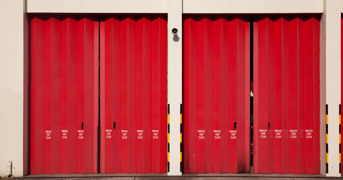 9 Inspirasi Desain Folding Gate Minimalis Elegan dan Mewah