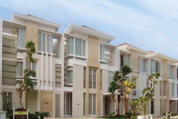 La Riz Golf Residence Pakuwon Indah - Rumah 3 Lantai dengan Lift Pribadi